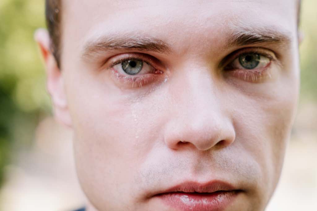 Sunt bărbații mai sensibili decât femeile? | Chris Oliver